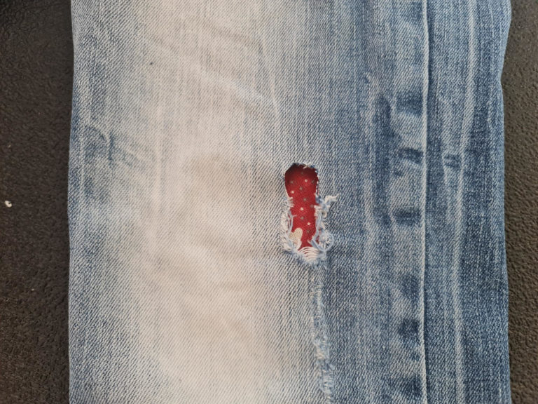 Customiser un jean troué - 5 meilleures idées faciles à réaliser