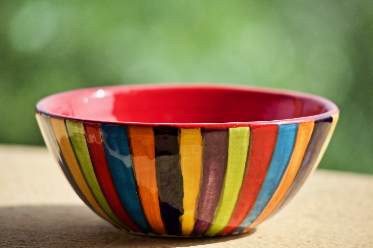 Conseils et astuces pour faire tenir la peinture sur la céramique